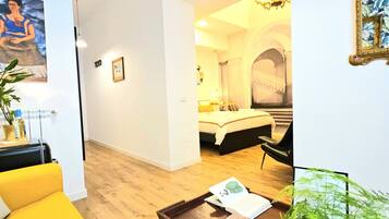 Quarto Quádruplo Deluxe | Minibar, secretária, secretária adequada para computadores portáteis