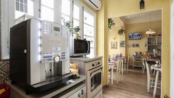 Pequeno-almoço tipo buffet diário (8 EUR por pessoa)