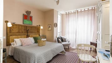 Quarto Duplo Design, casa de banho privativa | Edredões de penas, camas de colchão viscoelástico, secretária