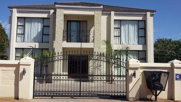 First Avenue Guest House - Gaborone