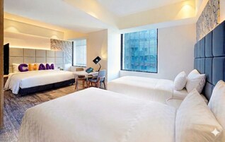 Quarto Quádruplo Deluxe | Edredões de penas, cofre no quarto, com decoração personalizada