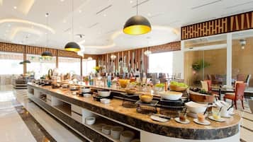 2 restaurantes, cozinha local e internacional