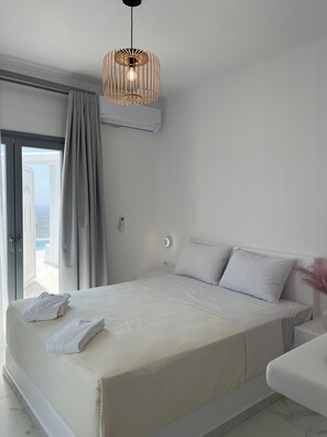 Vila executiva, 1 quarto, piscina particular, vista para o mar | Roupas de cama antialérgicas, espaço de trabalho para notebook