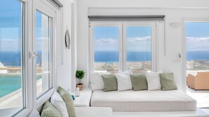 Vila superluxo, 1 quarto, piscina particular, vista para o mar | Área de estar | TV de tela plana 32 polegadas com canais via satélite, TV