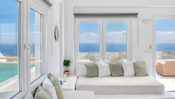 Villa de Luxo, 1 quarto, piscina privativa, vista para o mar | Sala de estar | Televisor de ecrã plano de 32 polegadas com canais via satélite 