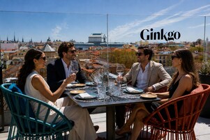 2 restaurantes, com serviço de almoço e jantar; culinária mediterrânea