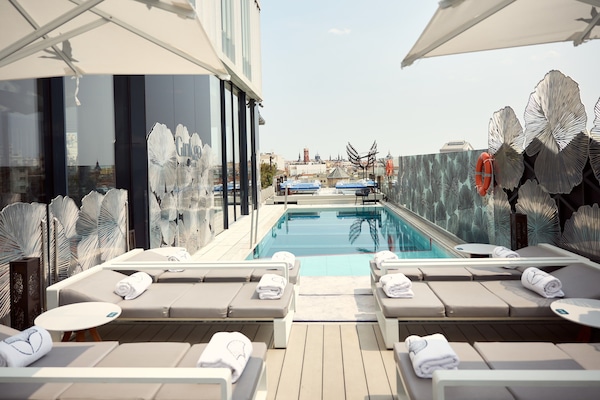 Piscina externa sazonal, funciona das 11h às 19h, espreguiçadeiras