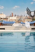 Piscina externa sazonal, funciona das 11h às 19h, espreguiçadeiras