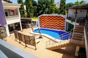 Piscina exterior, guarda-sóis 