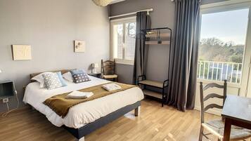 Quarto Duplo Comfort, 1 cama de casal, não fumadores, varanda | Secretária, cortinas/cortinados opacos, Wi-fi grátis