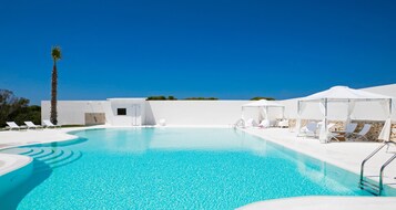 Piscina externa sazonal, guarda-sóis, espreguiçadeiras
