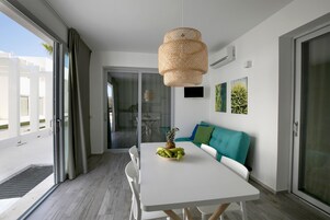 Apartamento luxo, 2 quartos, 2 banheiros, no piso térreo | Opções para refeição no quarto