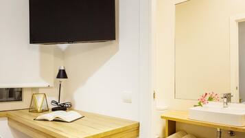 Roupas de cama premium, escrivaninha, espaço de trabalho para notebook