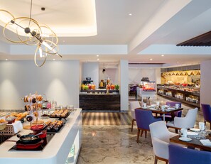 Café da manhã com buffet todos os dias mediante uma taxa