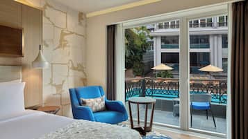 Quarto Clássico, 2 camas queen-size, vista para a piscina (Balcony) | Piscina | Piscina exterior, da(s) 8:00 à(s) 20:00, guarda-sóis