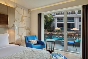 Quarto clássico, 2 camas Queen, sacada, vista para a piscina (Balcony) | Piscina | Piscina externa, funciona das 8h às 20h, guarda-sóis, espreguiçadeiras