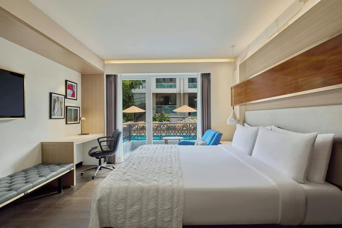 Quarto Clássico, 1 cama king-size, varanda, vista para a piscina (Balcony) | Roupa de alta qualidade, camas de colchão viscoelástico, minibar 