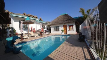 2 piscinas exteriores, espreguiçadeiras 