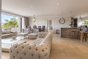 Penthouse de Luxo, 2 quartos | Sala de estar | TV de ecrã plano 