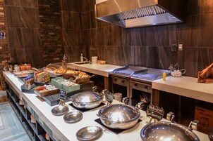 Pequeno-almoço tipo buffet diário mediante uma taxa