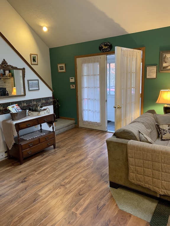 Enjoy Spring In The Poconos And Cuddle Up In This Lovely Chalet With Large Deck. - Pennsylvania