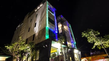 Fachada do alojamento (tarde/noite)