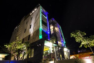 Fachada do alojamento (tarde/noite)
