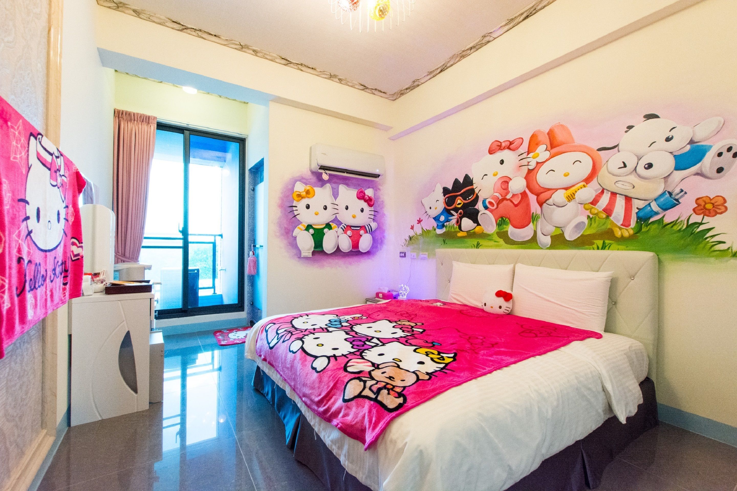 Quarto casal com design assinado | Escrivaninha, cortinas blackout, Wi-Fi de cortesia, roupa de cama