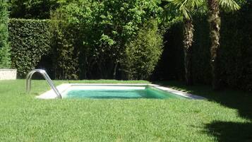 Piscina exterior sazonal, guarda-sóis, espreguiçadeiras