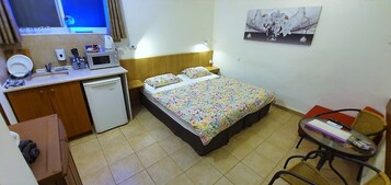 Quarto casal clássico | Edredons de pluma, escrivaninha, quartos à prova de som