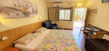 Estúdio família | Sala de estar | TV de tela plana 32 polegadas com canais a cabo, TV LCD