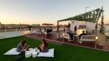 Este bar no terraço do hotel