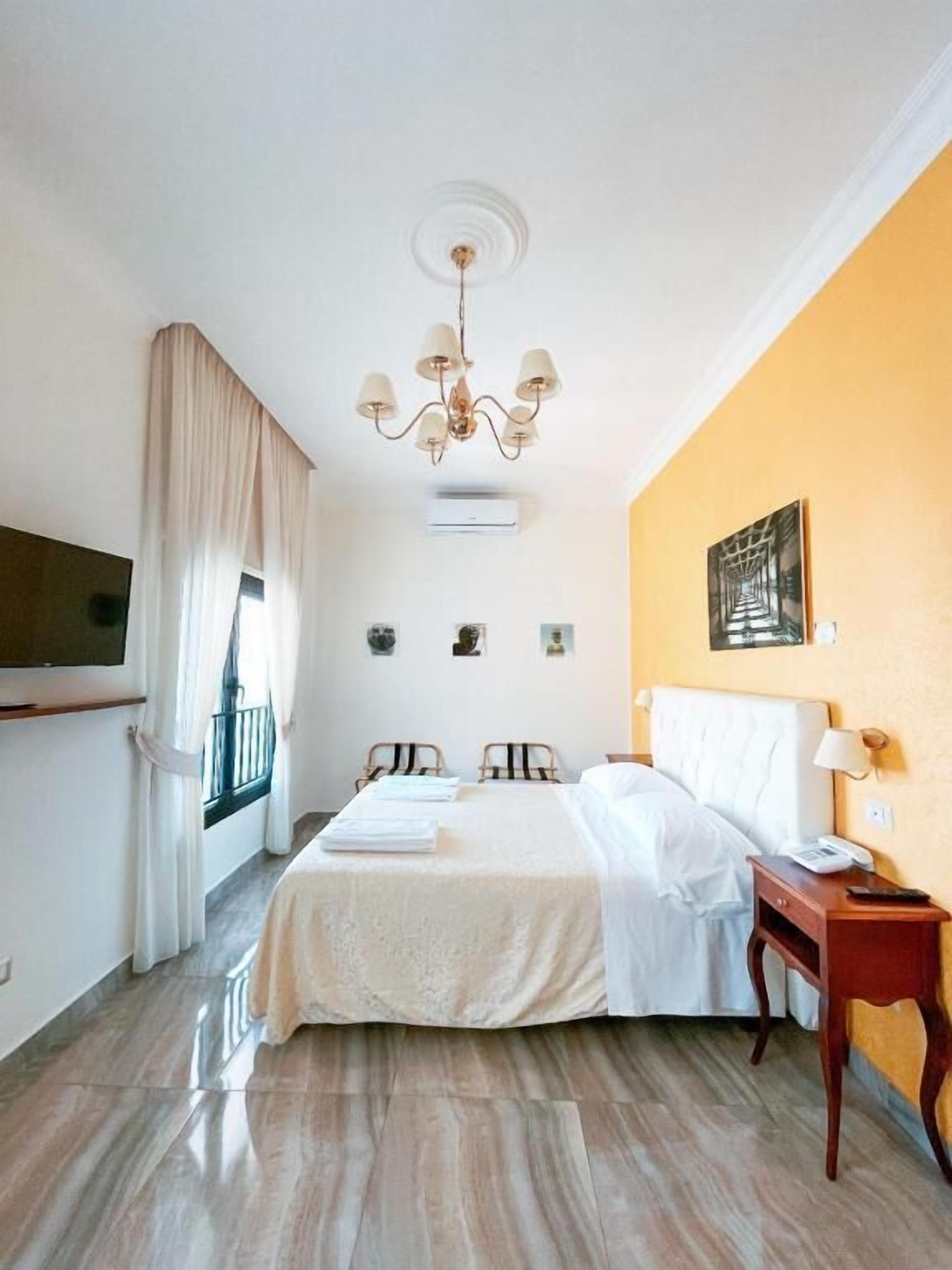 Roupas de cama premium, frigobar, cofres nos quartos, escrivaninha