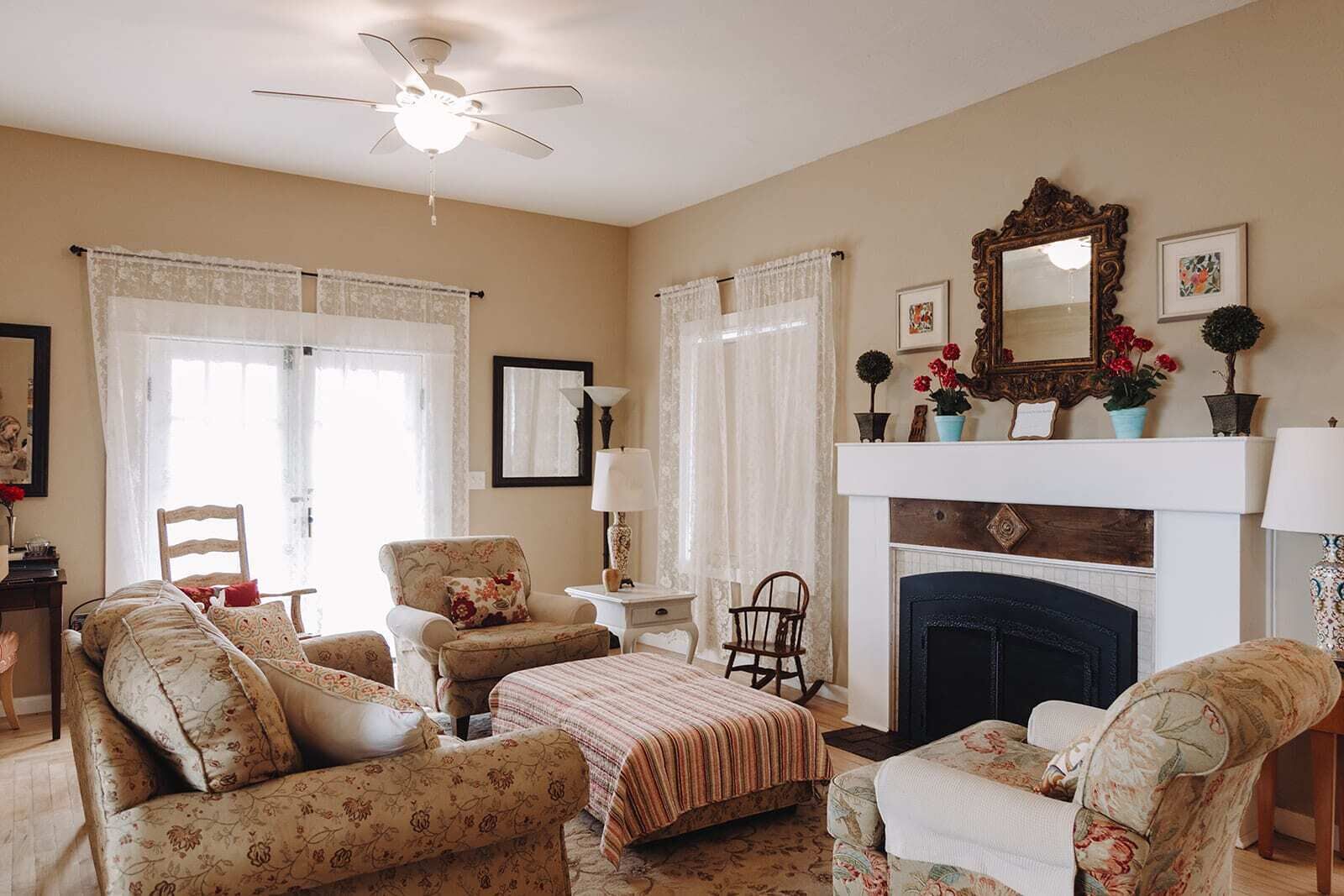 Charming Downtown Historic Yellow House - Route 66 Retreat & Grand Canyon Nearby - Williams, AZ