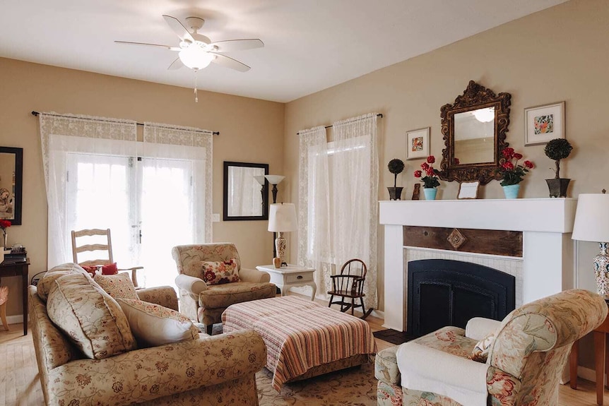 Charming Downtown Historic Yellow House - Route 66 Retreat & Grand Canyon Nearby - Williams, AZ