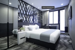 Quarto luxo (Queen - Pool Access) | Frigobar (abastecido com itens grátis), cofres nos quartos