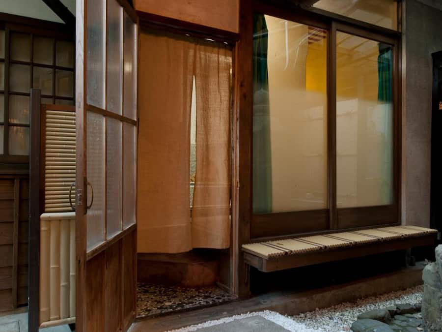 Artigos de higiene pessoal grátis, um secador de cabelo, chinelos