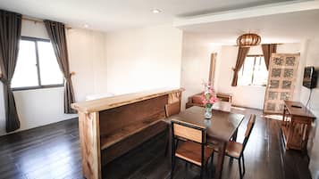 Suíte, 1 quarto | Sala de estar | TV de tela plana 60 polegadas com canais a cabo, TV