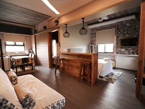 Quarto premium | Área de estar | TV de tela plana 60 polegadas com canais a cabo, TV