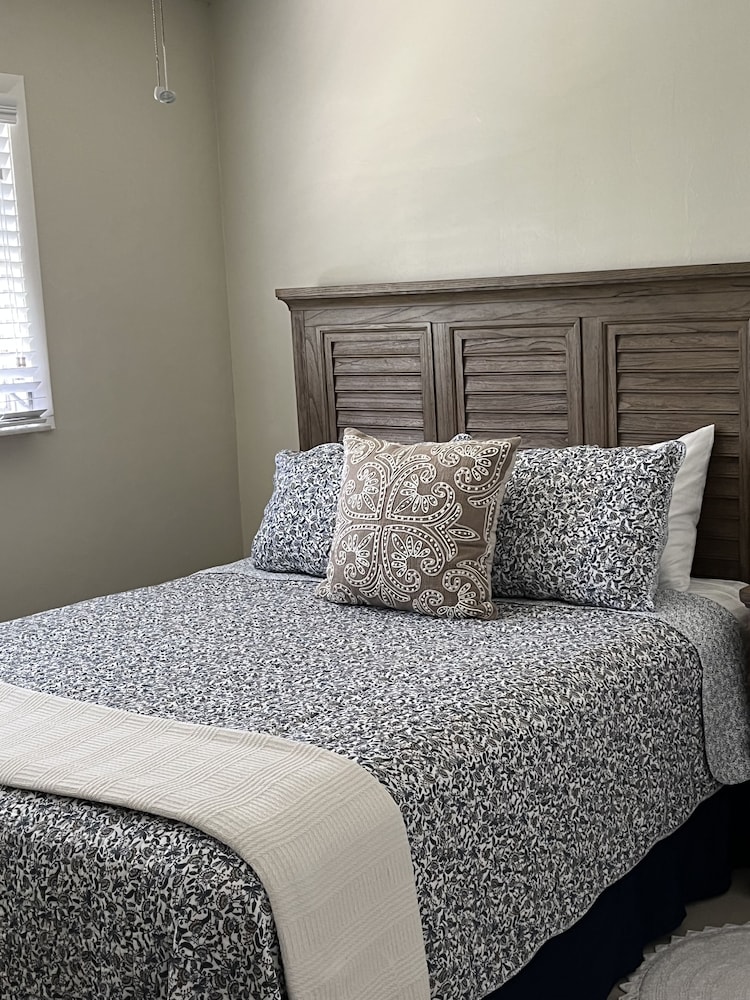 2 Bedroom Cottage Sanibel Island Near Beach-great! Newly Renovated & Refurnished - Sanibel, FL
