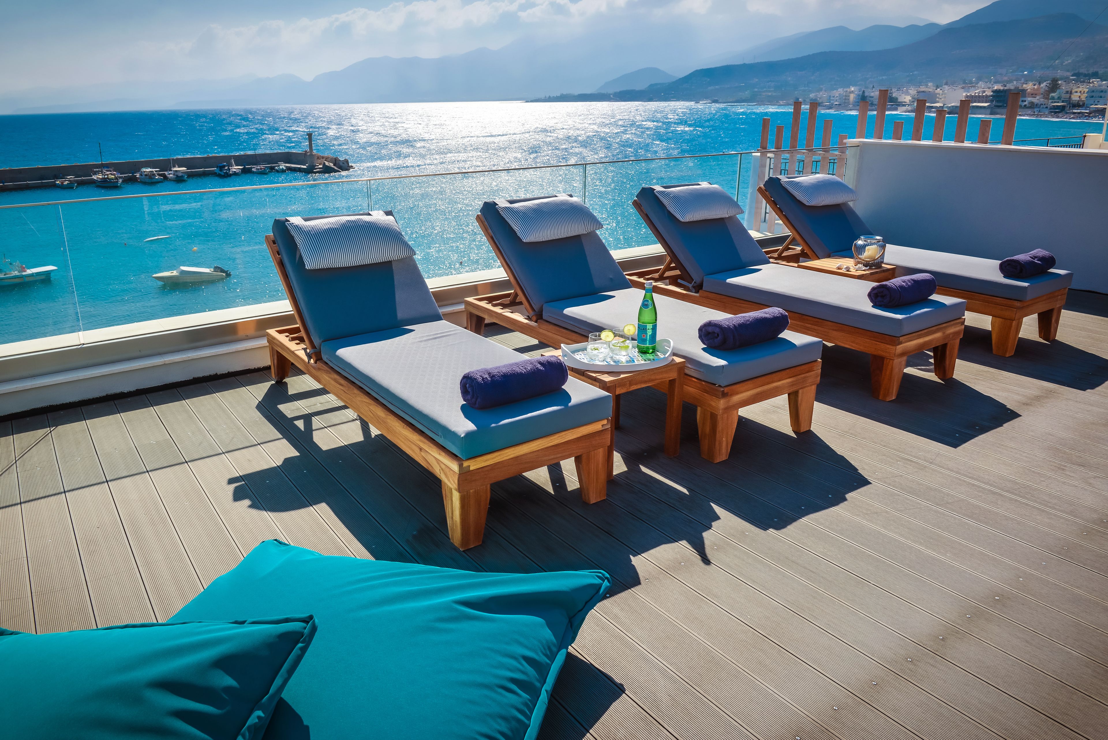 Terraço com espreguiçadeiras