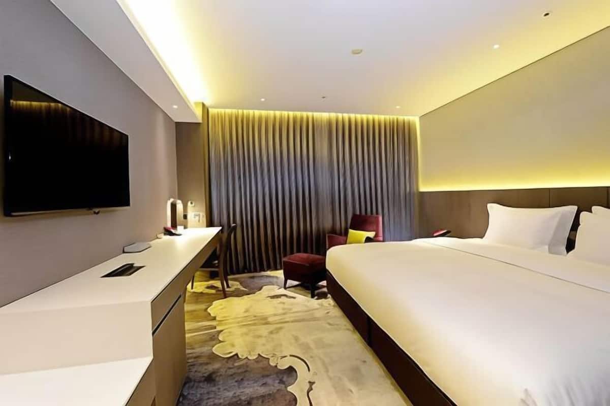 Minibar grátis, cofre no quarto, secretária, cortinas/cortinados opacos 
