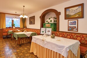 Café da manhã com buffet grátis todos os dias