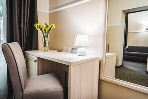 Frigobar, cofres nos quartos, escrivaninha, quartos à prova de som