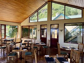 Pequenos-almoços, almoços, jantares servidos, com vista para o jardim 