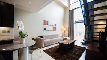 Apartamento, 2 quartos, kitchenette, vista para o pátio (With a Loft) | Sala | Televisor