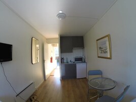 Um frigorífico, uma placa de cozinha, uma chaleira elétrica 