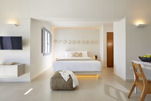 Suíte luxo, 1 quarto, piscina particular, vista para o mar | 1 quarto, roupas de cama premium, edredons de pluma, cofres nos quartos
