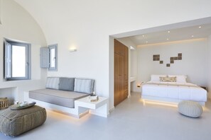 Suíte luxo, 1 quarto, piscina particular, vista para o mar | 1 quarto, roupas de cama premium, edredons de pluma, cofres nos quartos