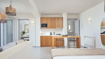 Suite Júnior, 1 quarto, banheira de hidromassagem grande, vista parcial para o mar | Cozinha privada | Um frigorífico, um micro-ondas, uma placa de cozinha